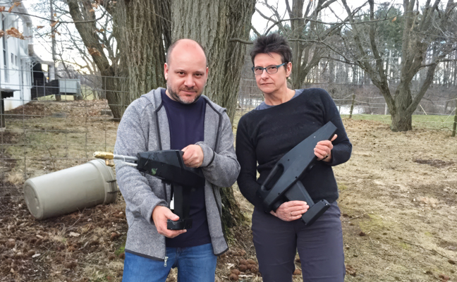 Drs. Bellicanta and Jenkins pose with the original Aprehend Spray Gun ...